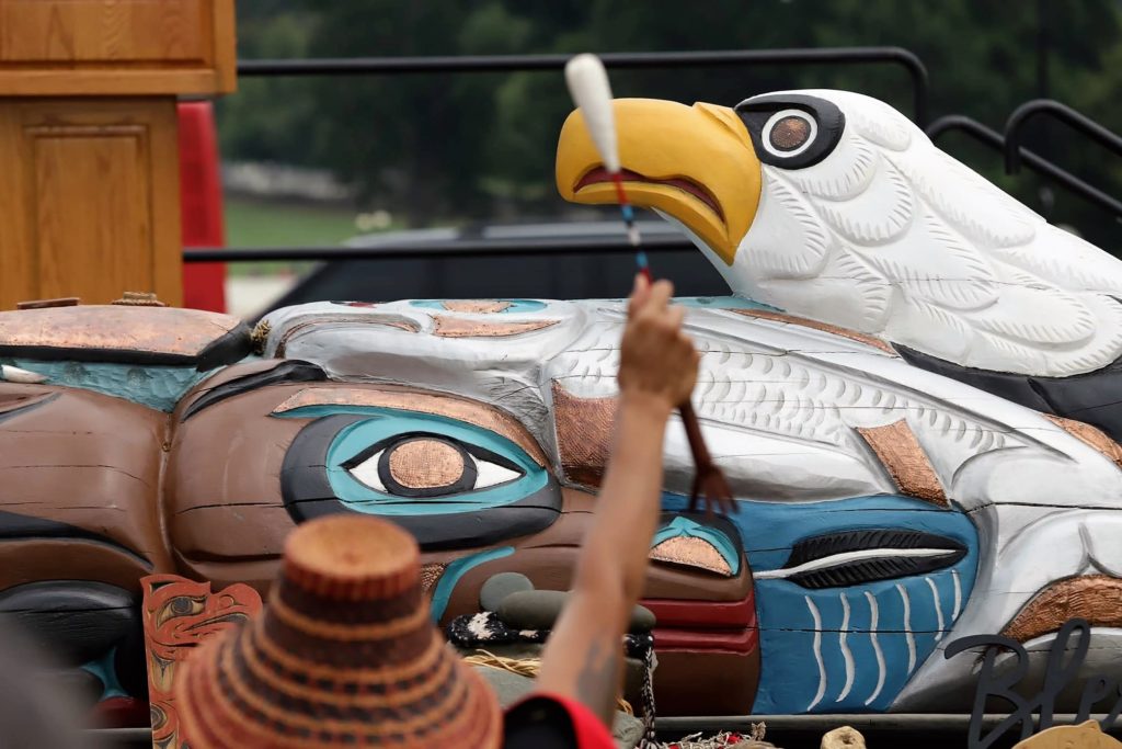 Totem pole travels to unite Native struggles – The Esperanza Project